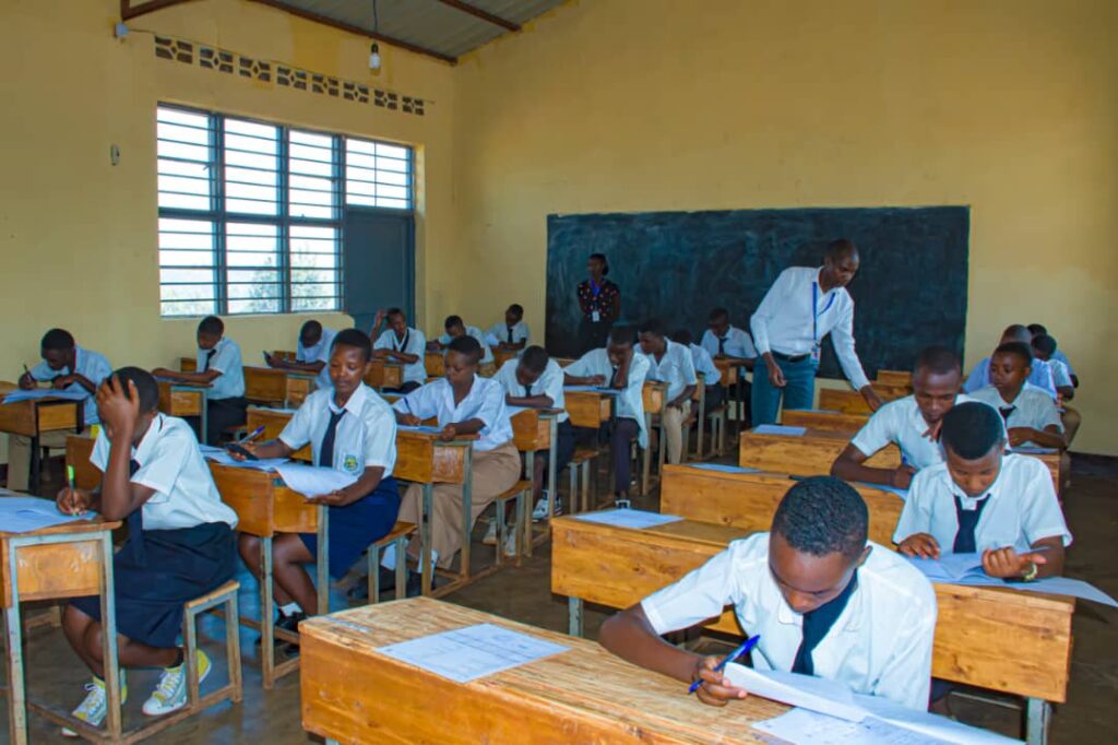 Hamenyekanye igihe amanota y’ibizamini bya leta bisoza amashuri yimbuye ...